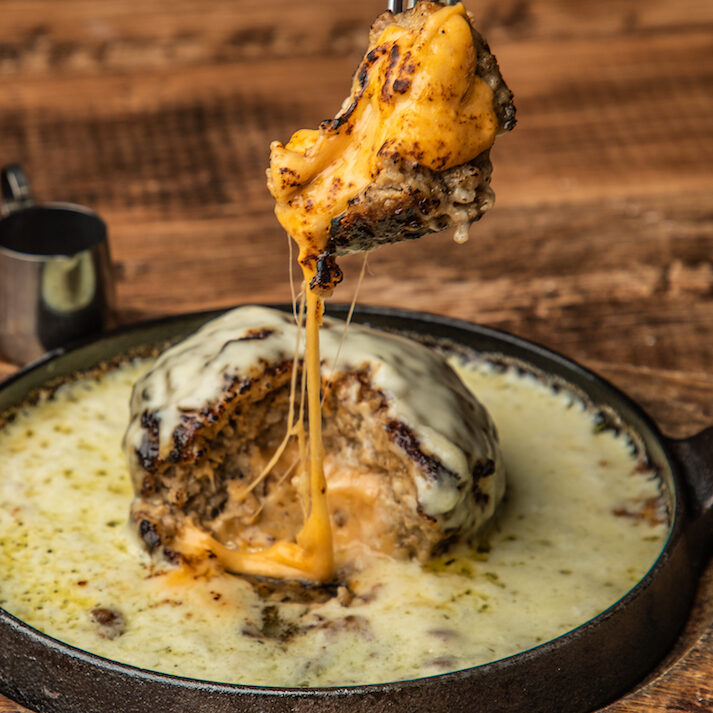 【CheeseTable新メニュー】チーズまみれの贅沢チーズフォンデュハンバーグ！：cocotte